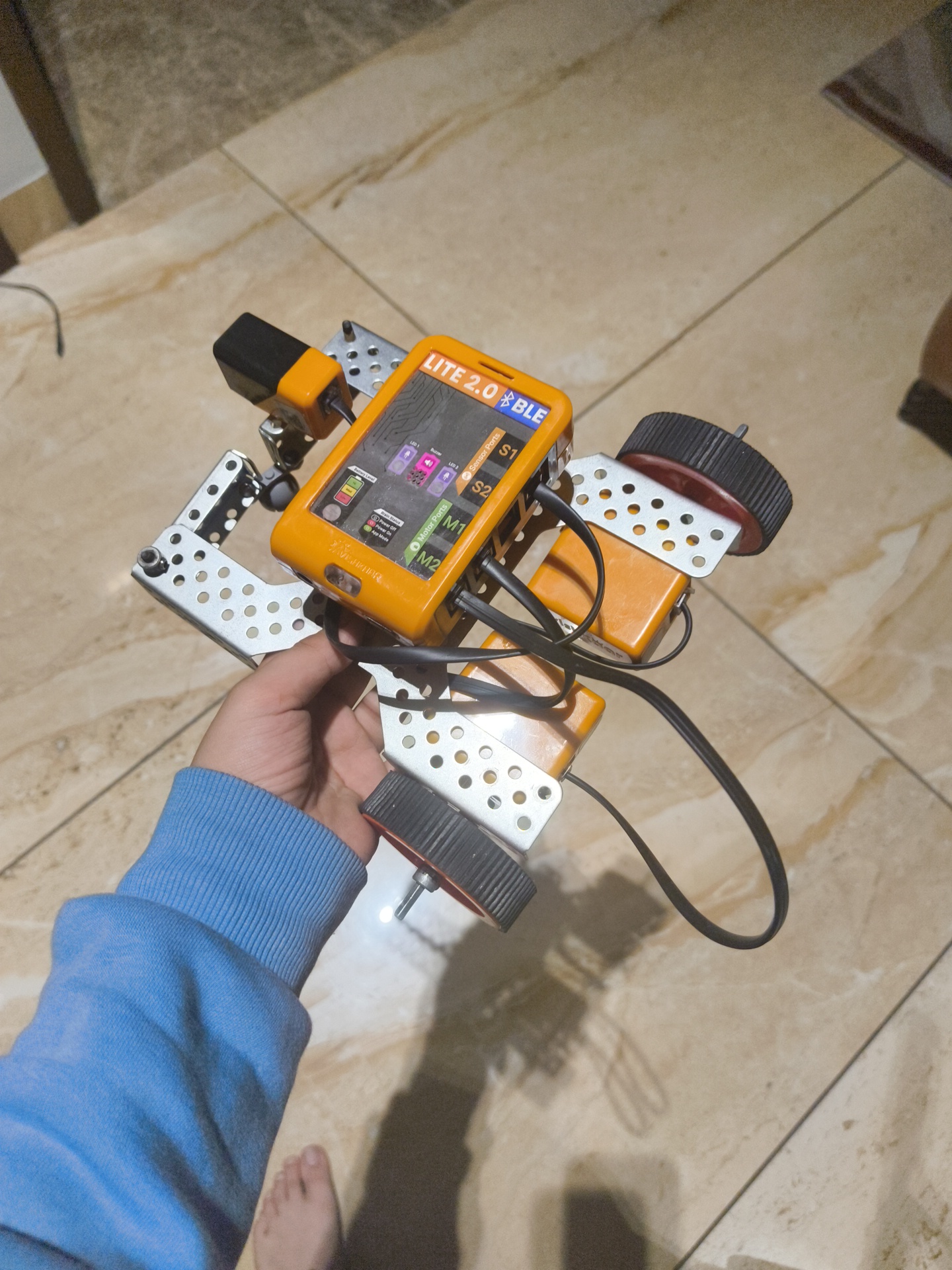 Obstacles avoiding car - Avishkaar Project