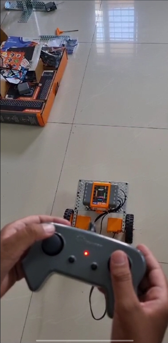 3 wheel base movement using remotecontrol - Avishkaar Project