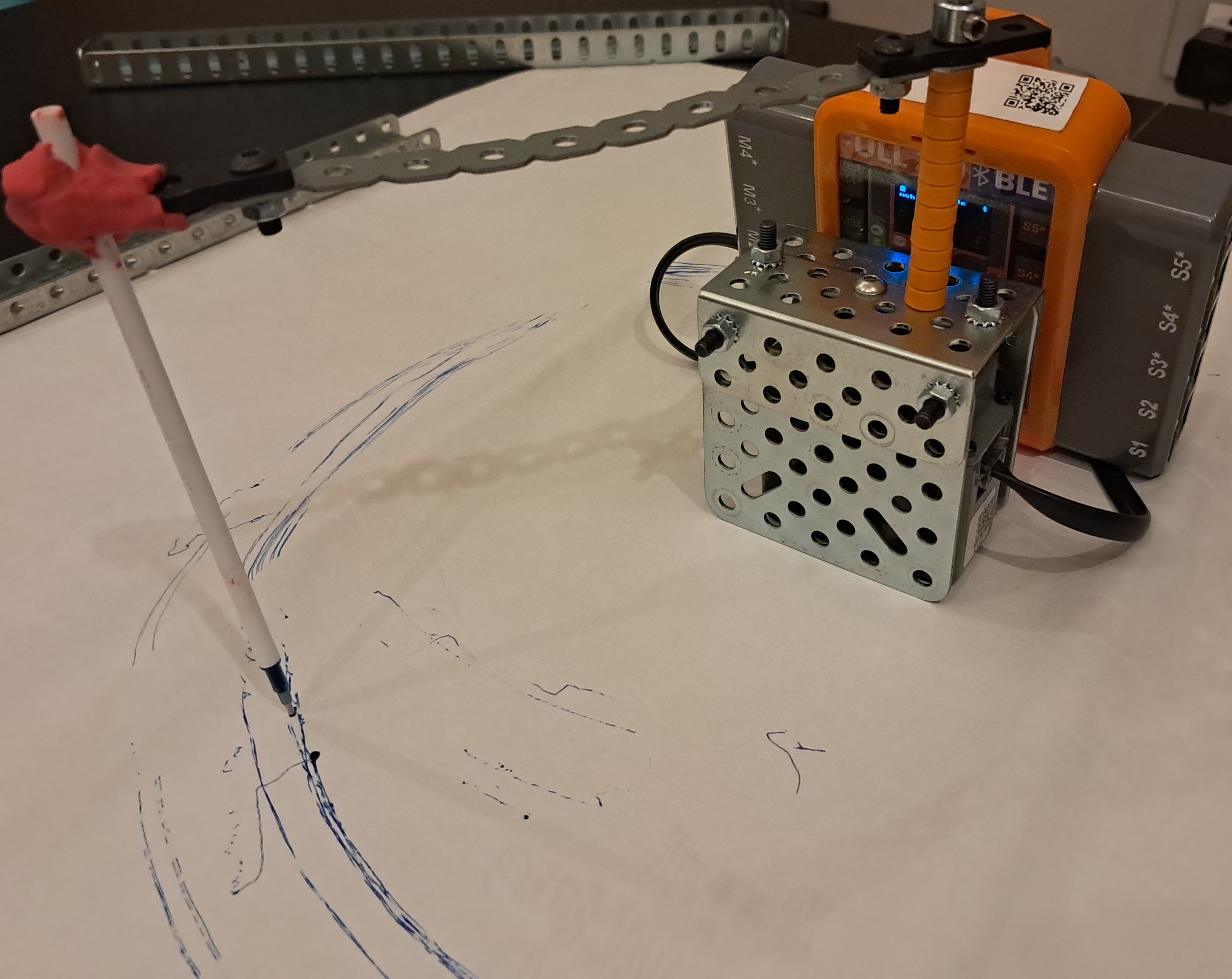 Circle drawing robot - Avishkaar Project